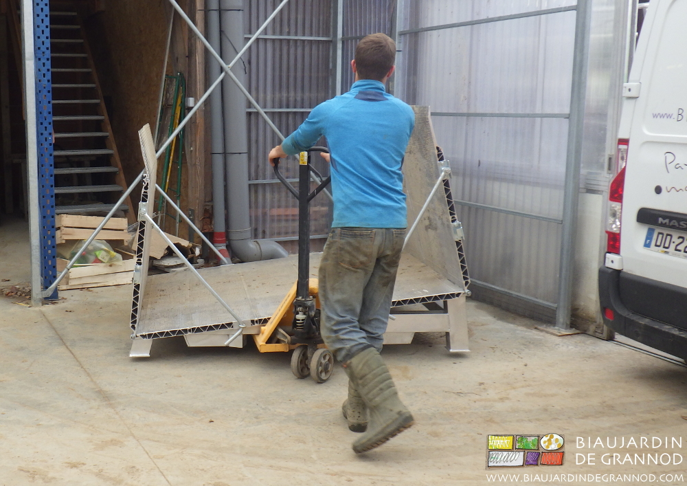 "Y'a pas d'mal à s'faire du bien !" Manut' et Manip' saison 6 : le quai ...